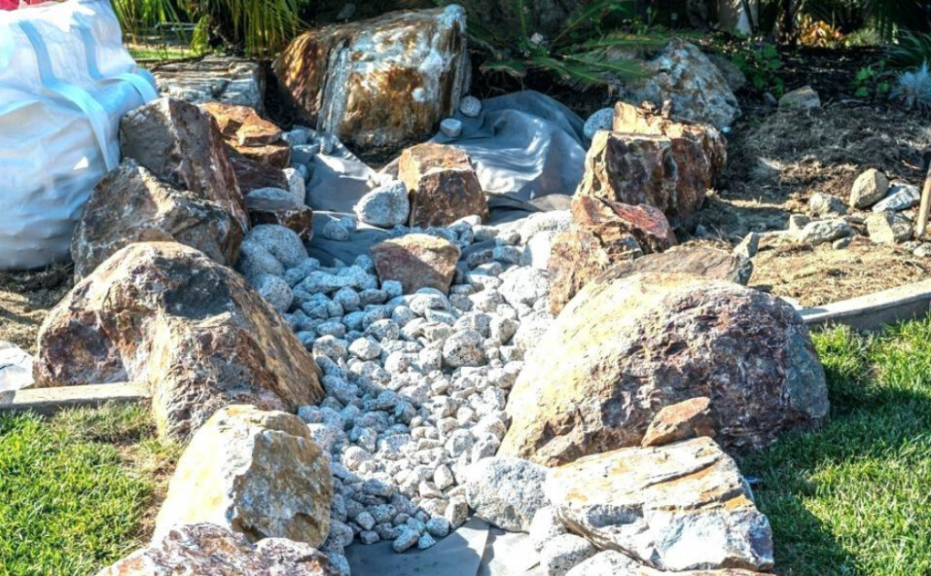 20+ Inspiring Dry Riverbed Landscaping Ideas in 2020