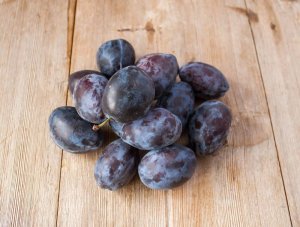 Types of Plums With Pictures : Black, Red, and More - EatHappyProject