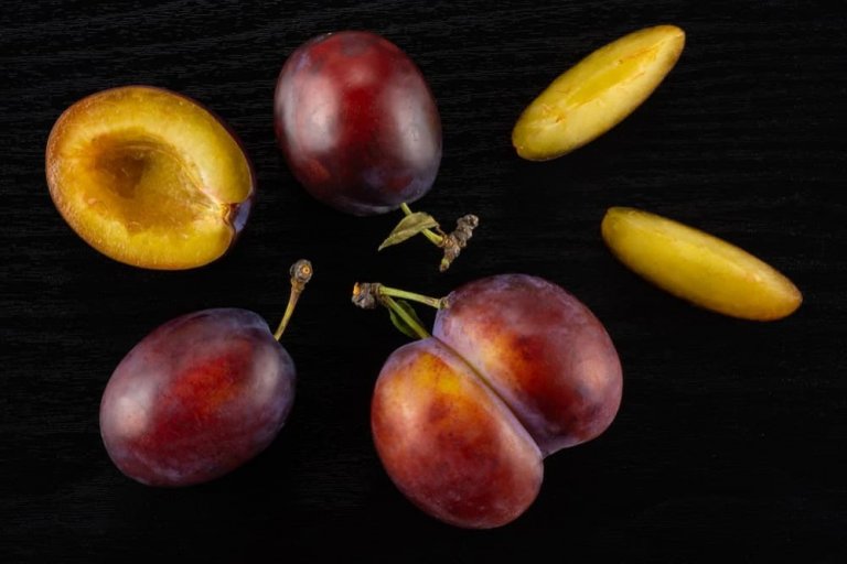 Types of Plums With Pictures : Black, Red, and More - EatHappyProject